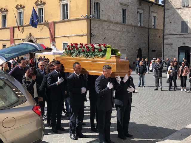 L'ultimo saluto allo stilista Luigi Massi. Don Francesco: L'ultimo saluto allo stilista Luigi Massi. Don Francesco: