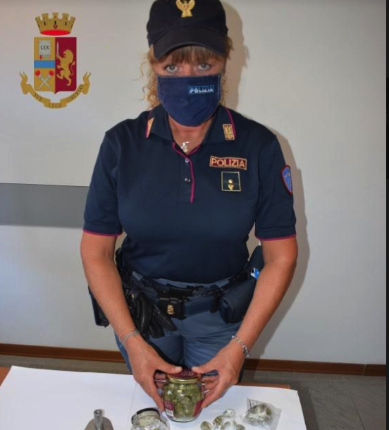 Nasconde la droga nelle mutande, ma viene tradito dalle tasche del ... Nasconde la droga nelle mutande, ma viene tradito dalle tasche del ...